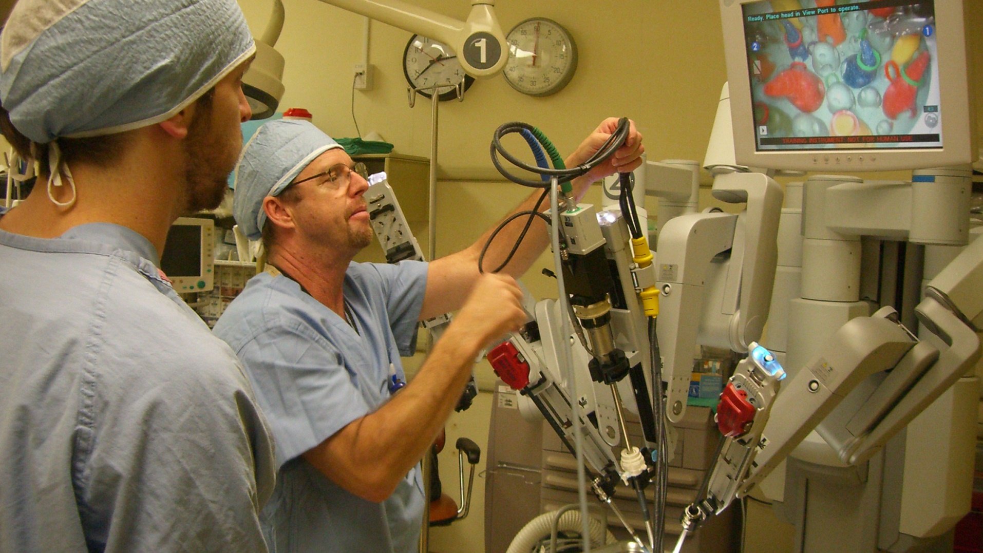 Por primera vez un robot opera mejor que un equipo de cirujanos