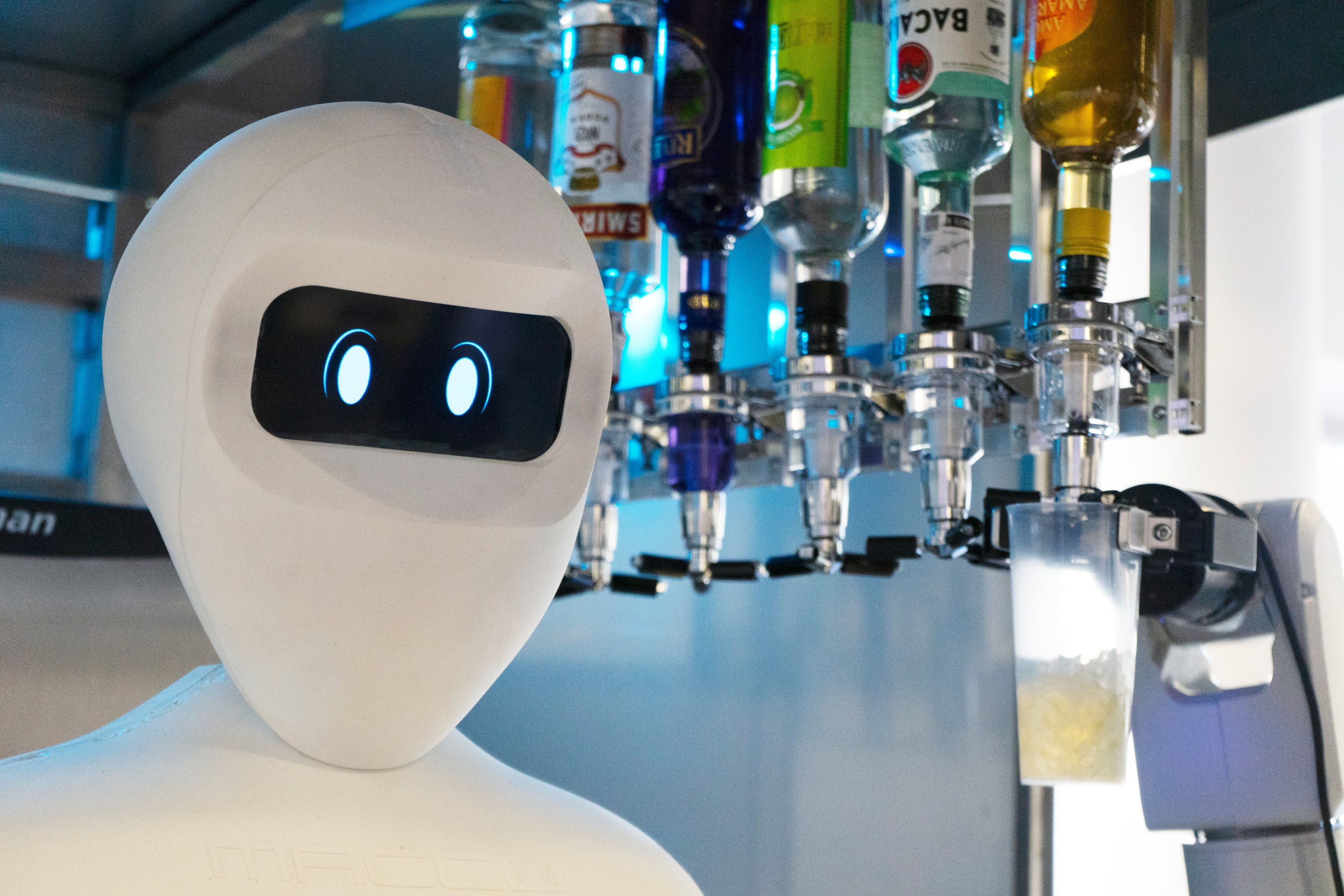 Descubre a todo un barman robot con 5G integrado